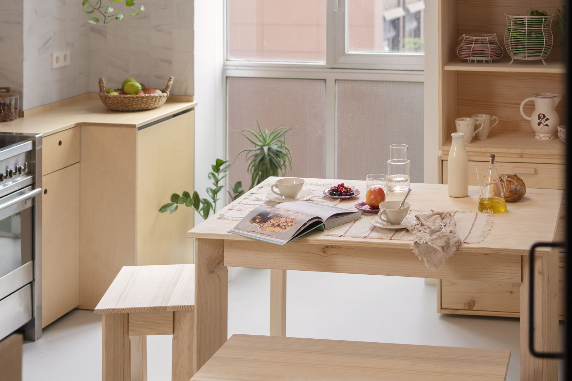 ¿Los muebles de madera tienen una apariencia natural y cálida?